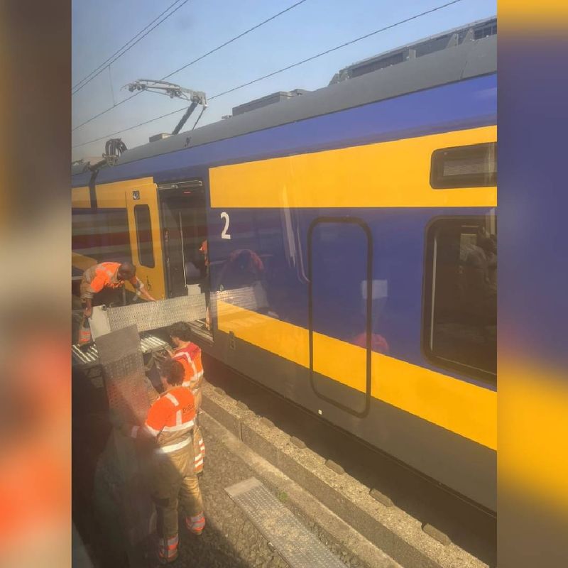 Reizigers bijna anderhalf uur vast in gestrande trein - Rijnmond