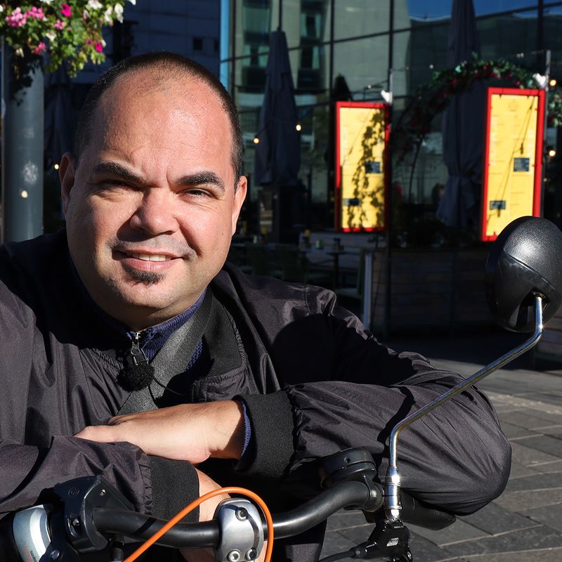 Dennis kan zijn driewieler nergens kwijt: 'Ik mag hier eigenlijk gewoon ...