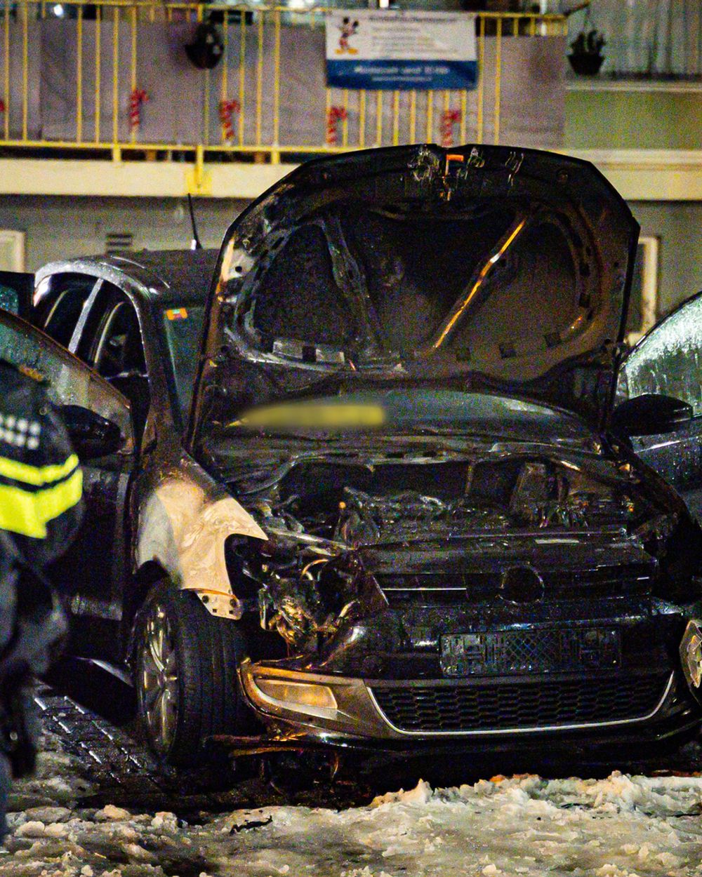 Brand onder motorkap auto - Rijnmond