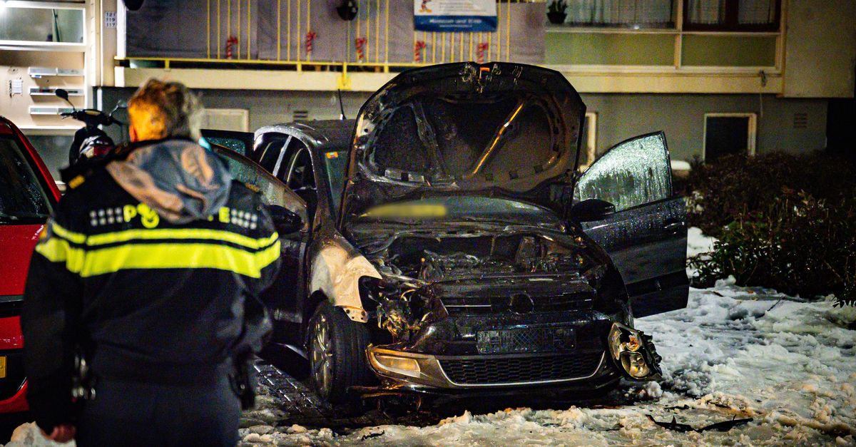 Brand onder motorkap auto - Rijnmond