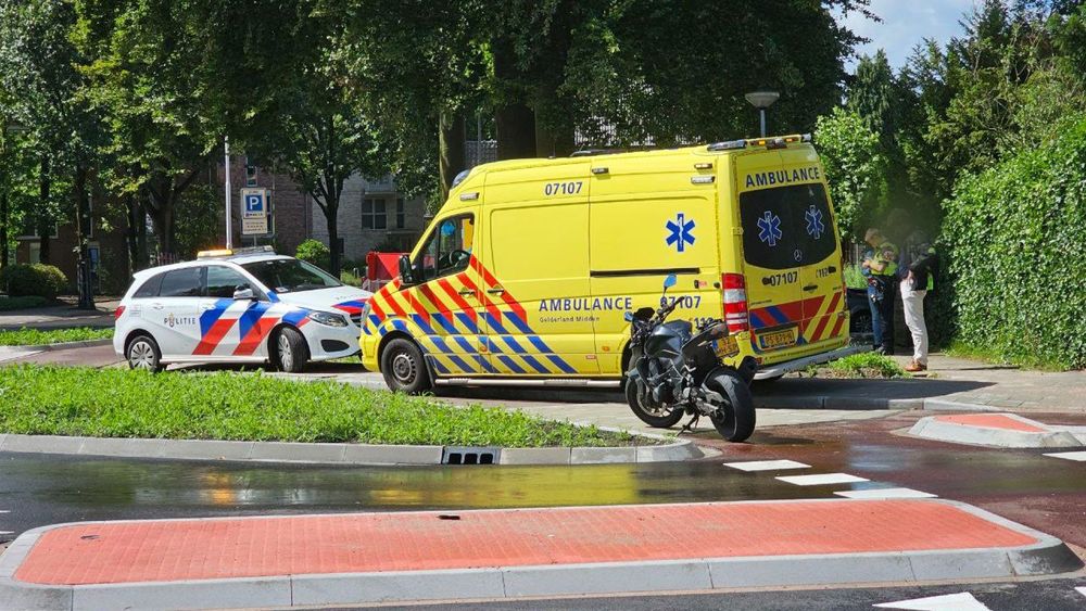 Fietser geschept op rotonde • gewonde bij auto-ongeluk - Omroep Gelderland