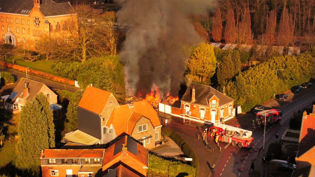 Uitslaande brand verwoest schuur in Hulst, uitbreiding naar woning voorkomen - Omroep Zeeland