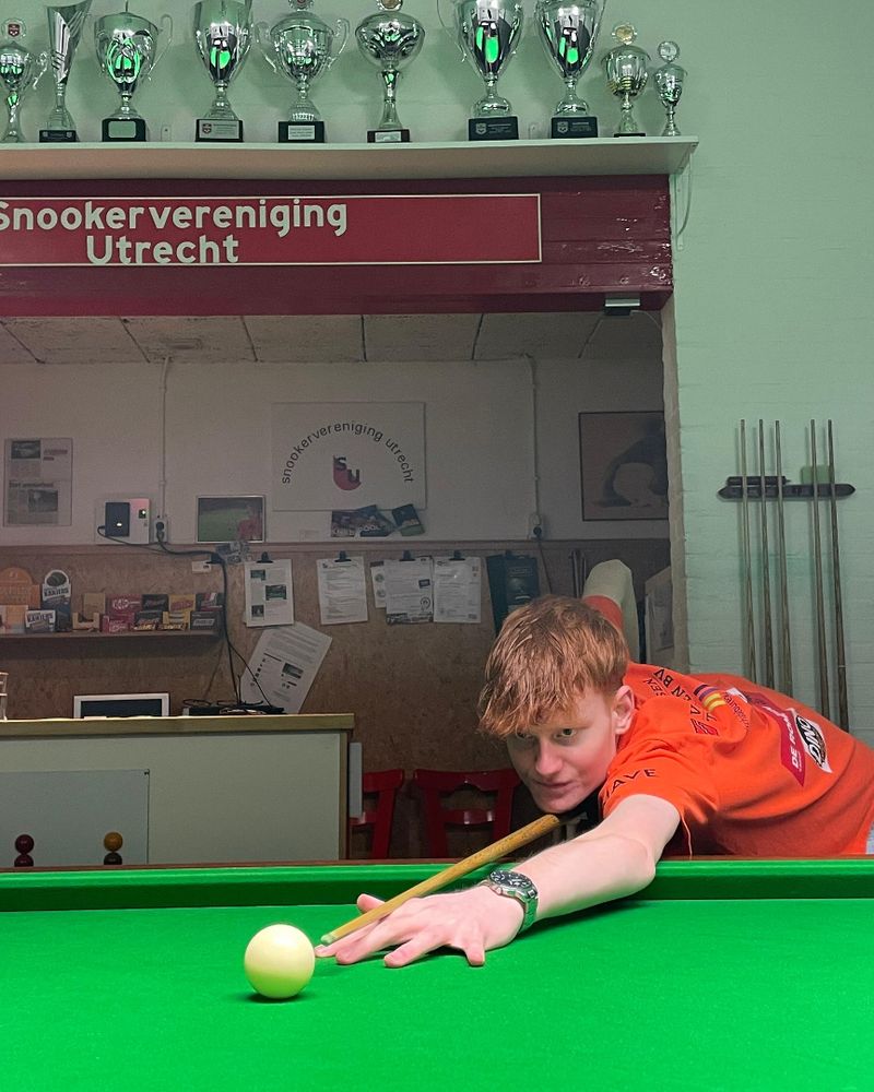 Hugo (18) wilde als kleuter niet zwemmen en staat nu op het WK snooker ...