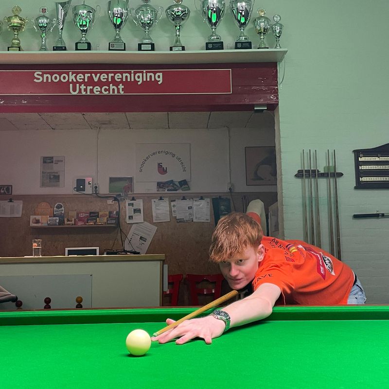 Hugo (18) wilde als kleuter niet zwemmen en staat nu op het WK snooker ...