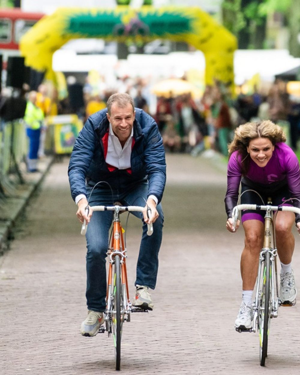 Wethouder en wielerlegende sprinten tegen elkaar: 'Mensen inspireren ...