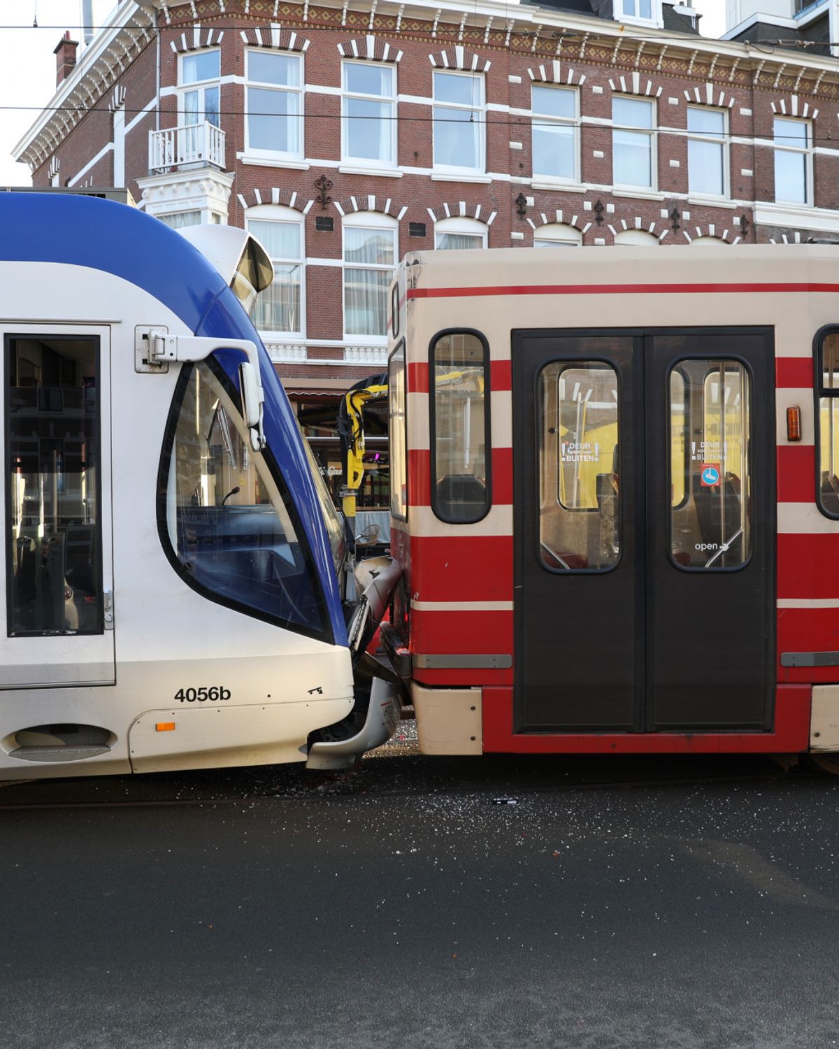 Botsing tussen tram en RandstadRail - Omroep West