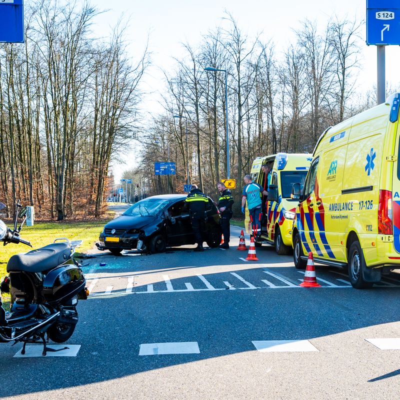 Flinke ravage na botsing tussen scooter en auto - Rijnmond