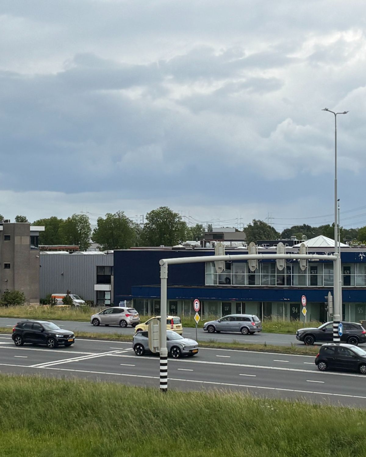 'Alsof er een vrachtwagen onder het raam staat te draaien', plots ...