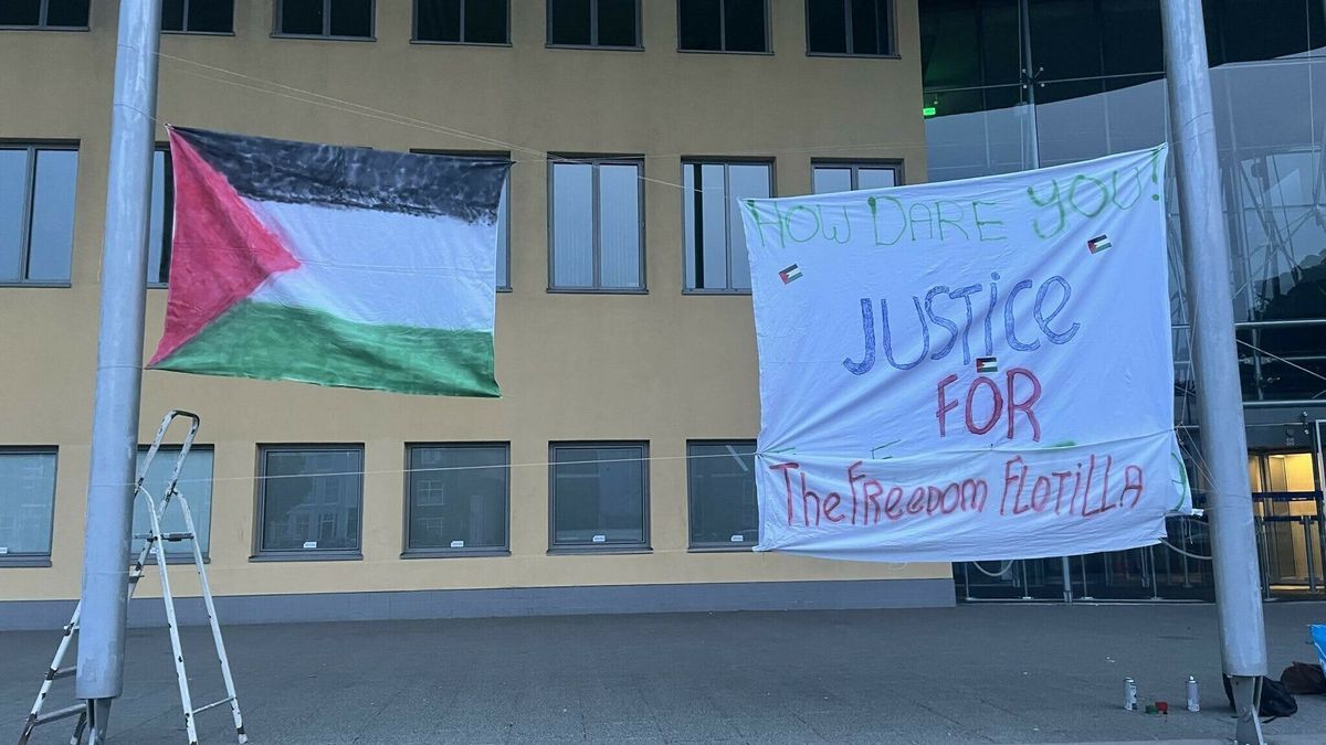 Deze spandoeken wapperen bij de rechtbank in Middelburg - Omroep Zeeland