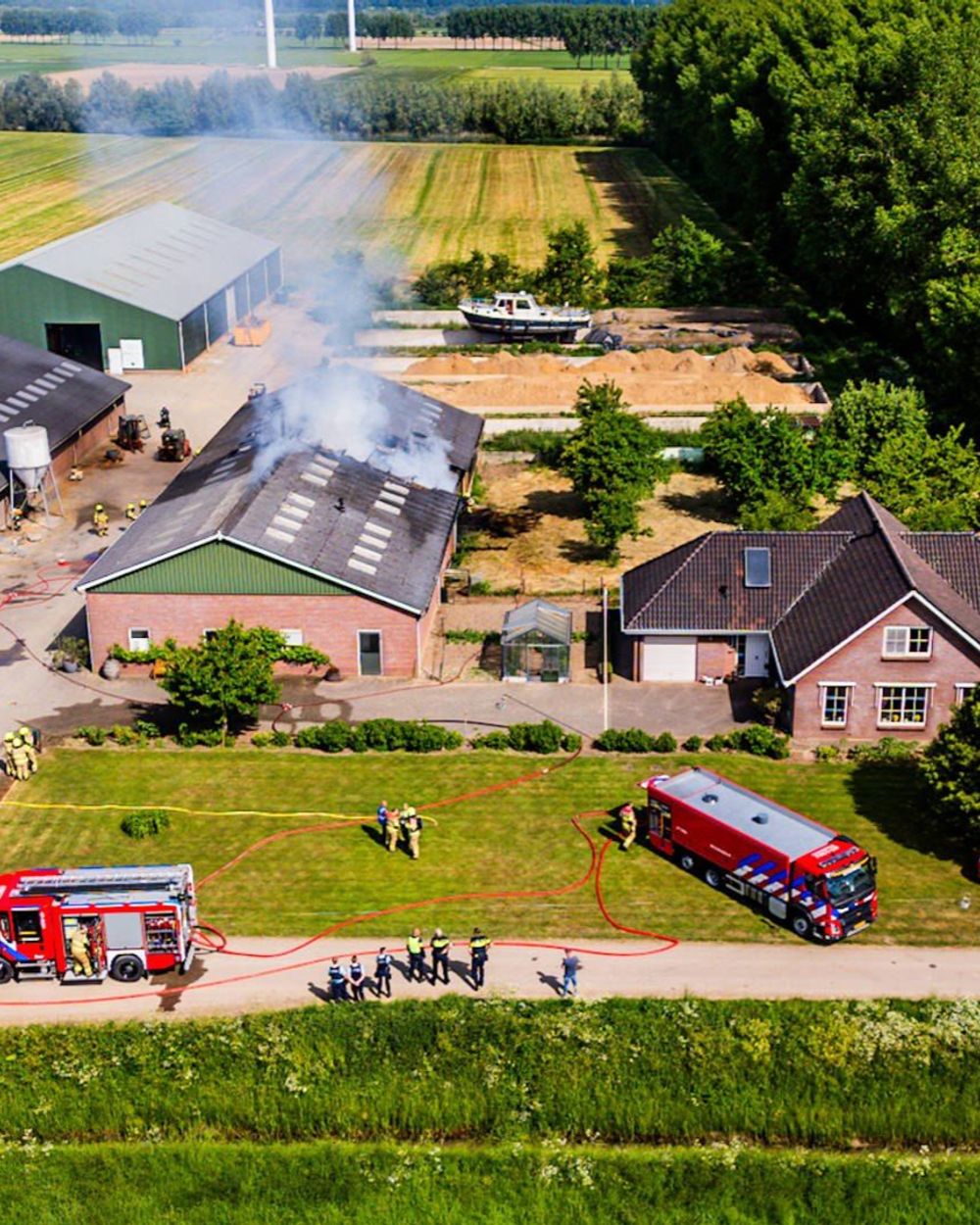 Uitslaande brand bij boerderij Duiven - Omroep Gelderland