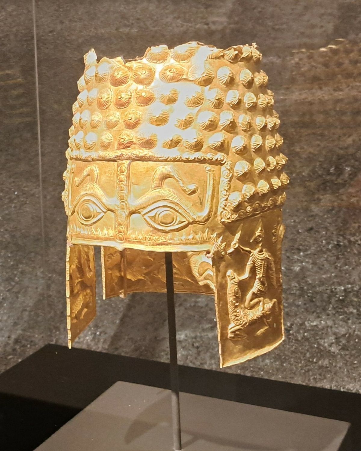 Geroofde Helm van Coțofenești veel meer dan goud: 'Mensen zijn er kapot ...