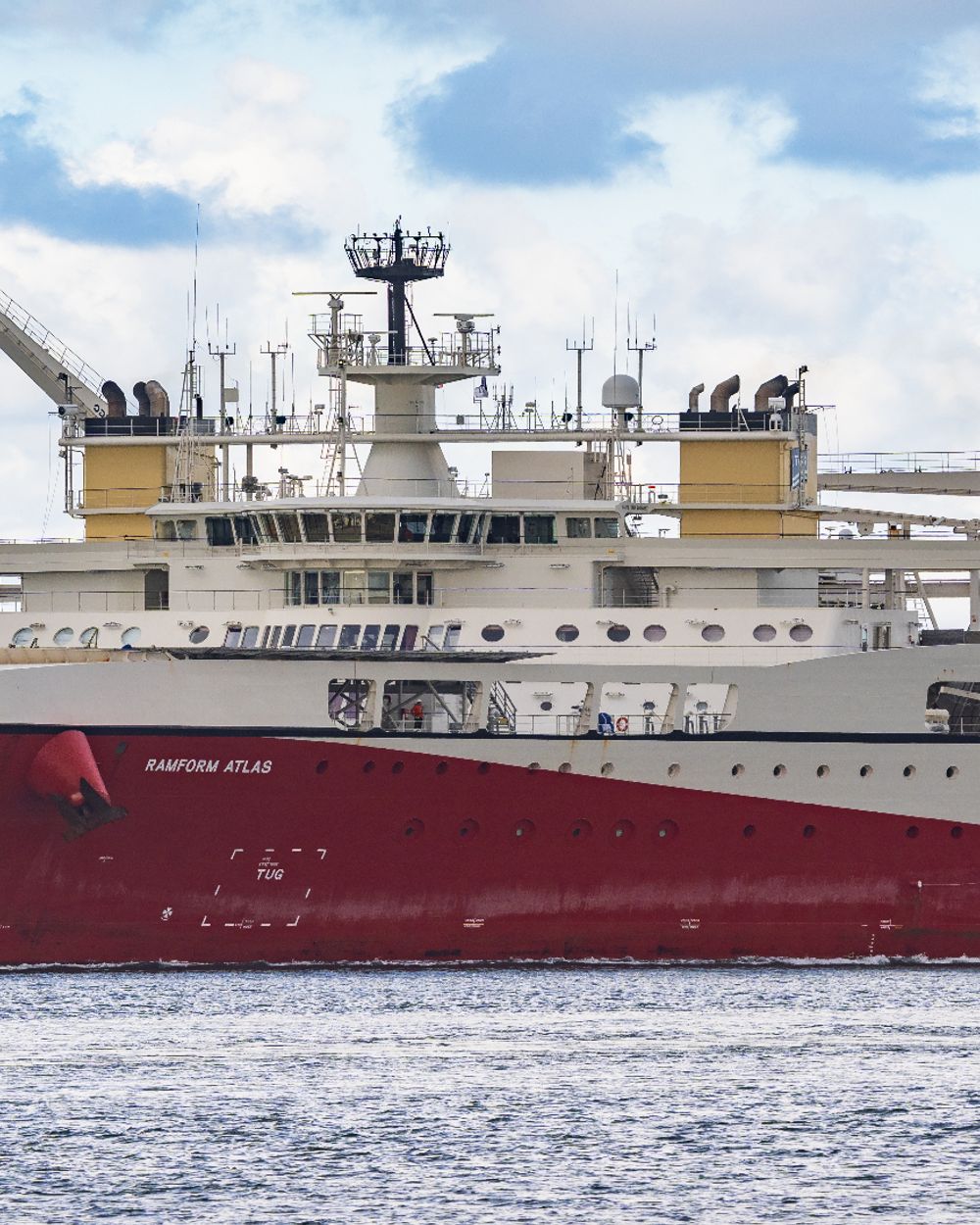 Opvallend driehoekig schip komt aan in haven van Rotterdam - Rijnmond