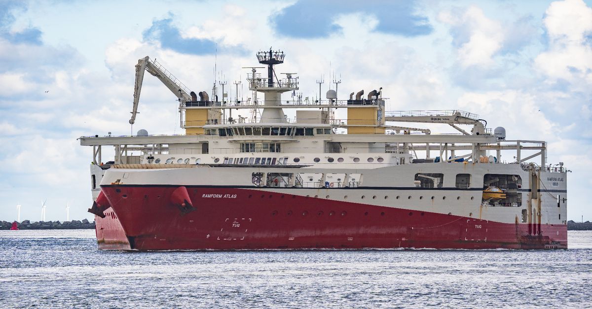 Opvallend driehoekig schip komt aan in haven van Rotterdam - Rijnmond