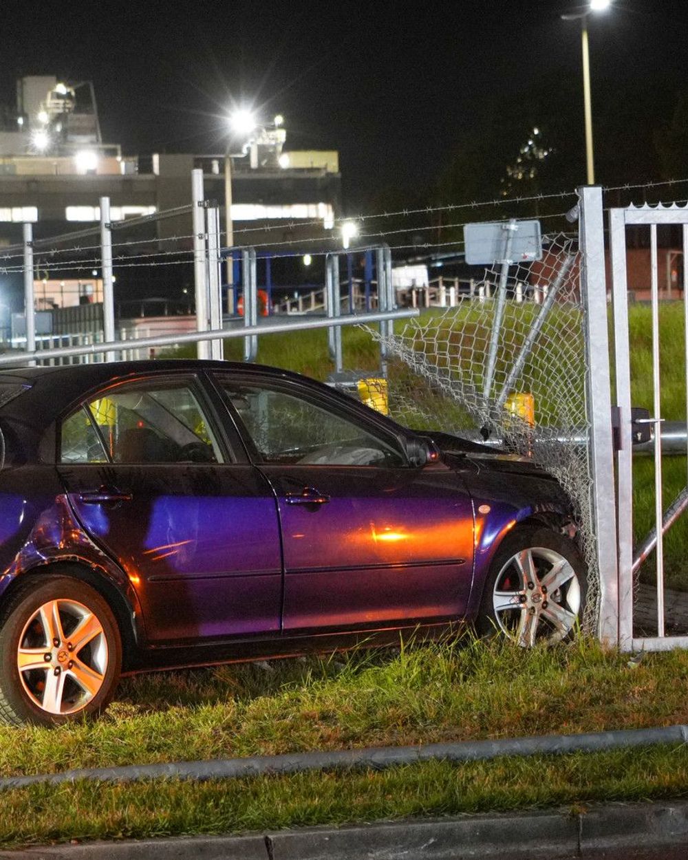 Auto schiet uit de bocht in Emmen en veroorzaakt ravage - RTV Drenthe