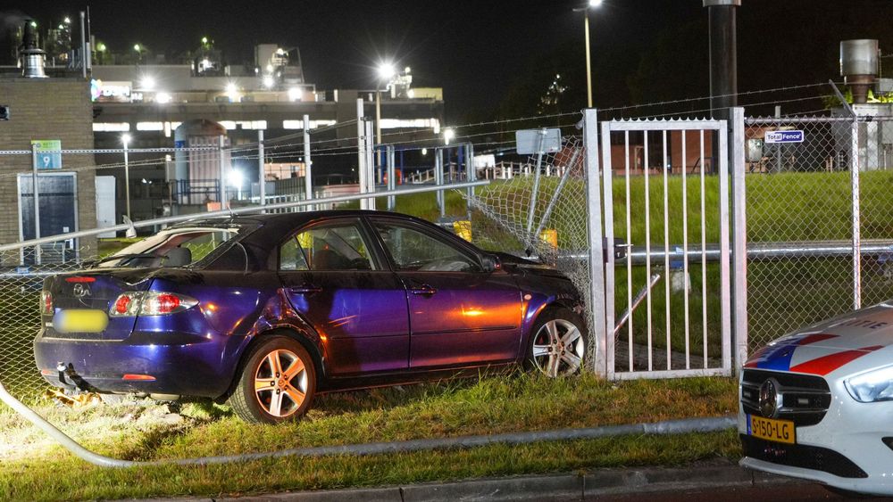 Auto schiet uit de bocht in Emmen en veroorzaakt ravage - RTV Drenthe