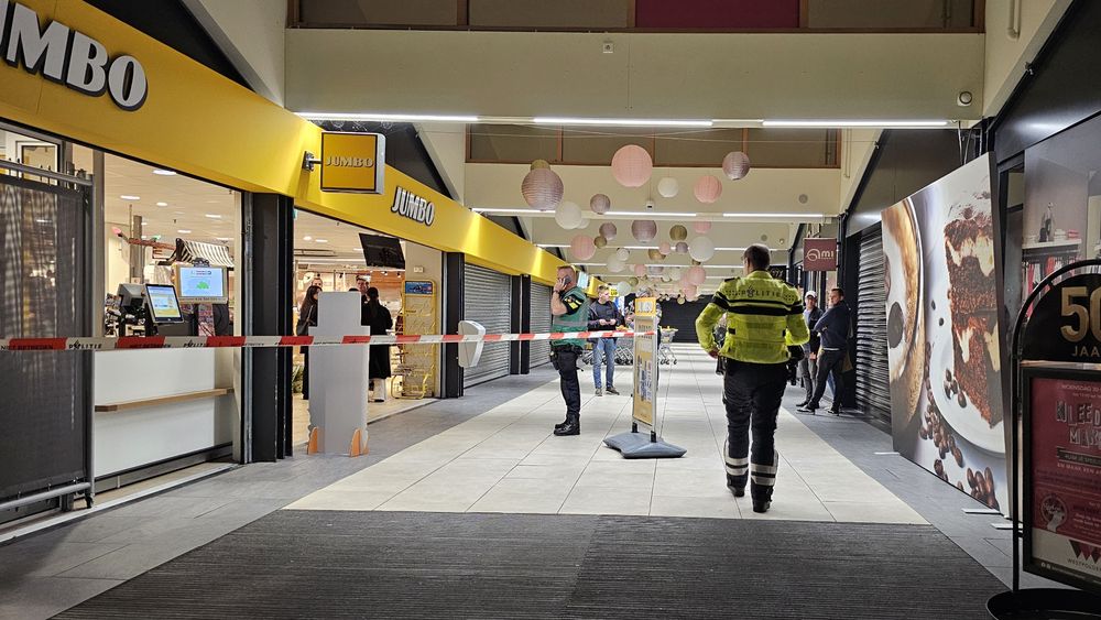Overvaller dreigt met groot mes in supermarkt - Rijnmond