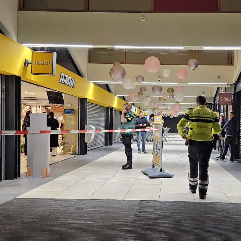 Overvaller dreigt met groot mes in supermarkt - Rijnmond