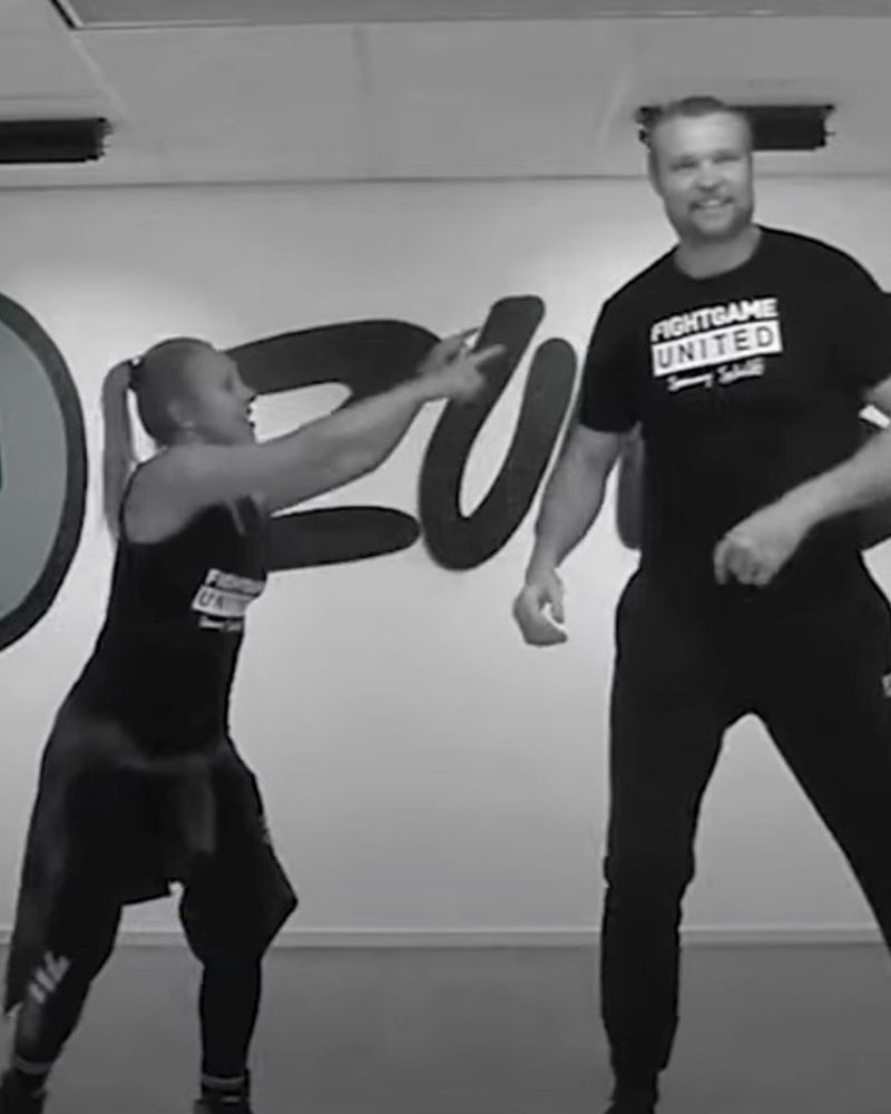 Wereldkampioen K-1 Sem Schilt schittert in 'corona'-videoclip - RTV Drenthe