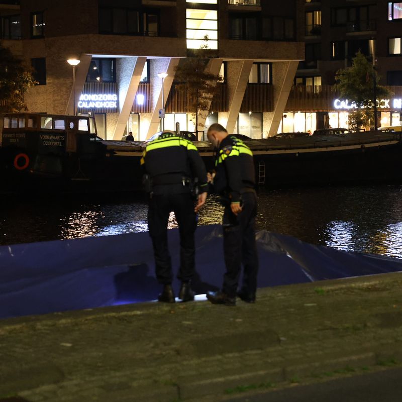 Dode gevonden in water, politie doet onderzoek - Omroep West
