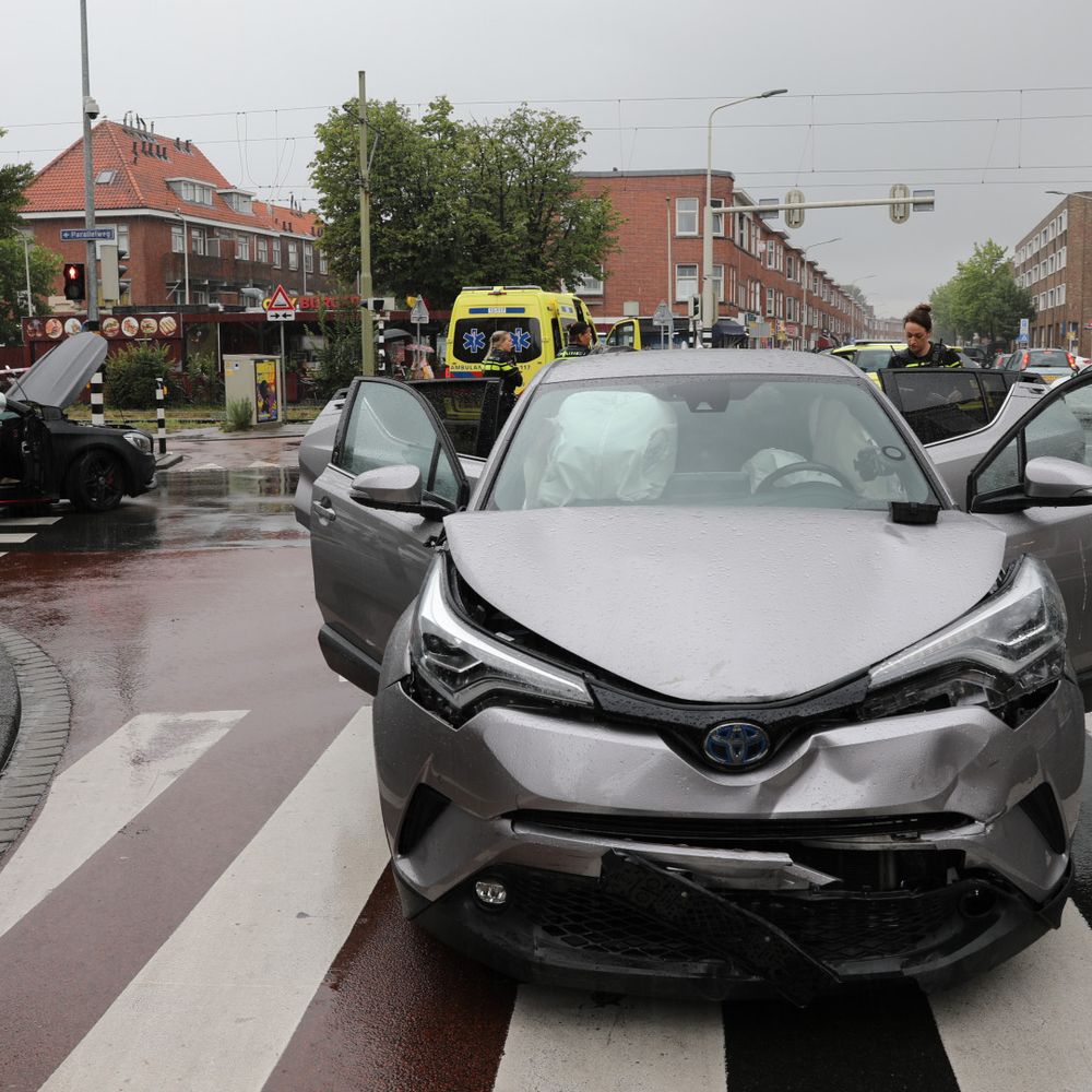 Gewonden door botsing op kruispunt - Omroep West