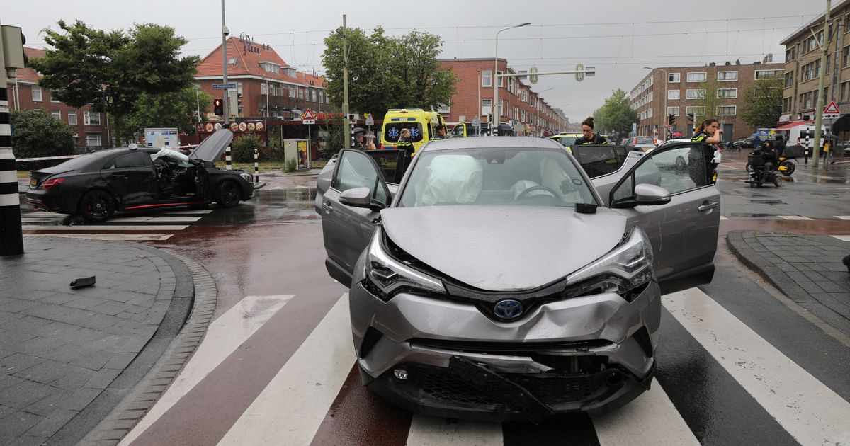 Gewonden door botsing op kruispunt - Omroep West