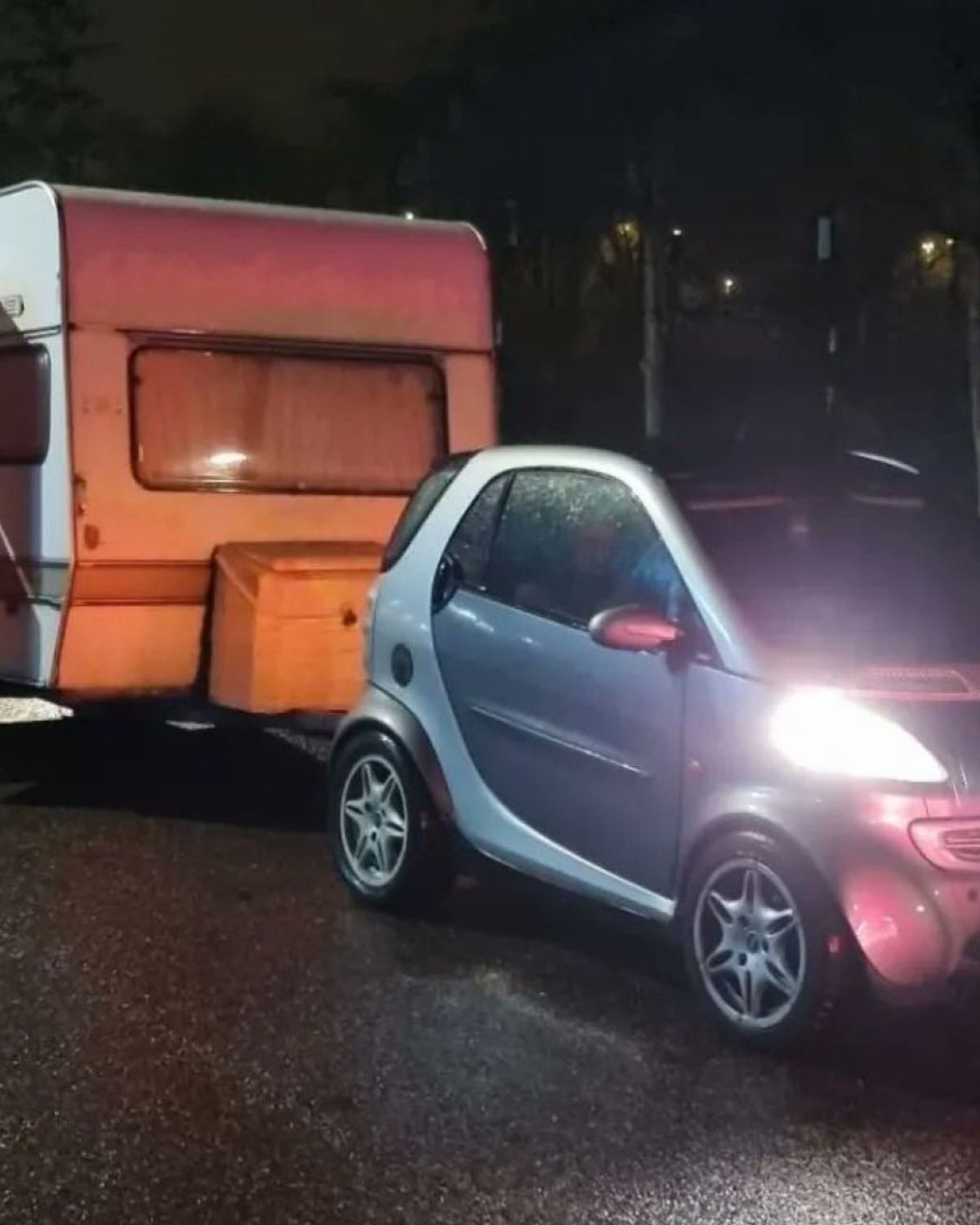 Kleine Smart met fors grotere caravan tuft met 60 km/u over snelweg ...