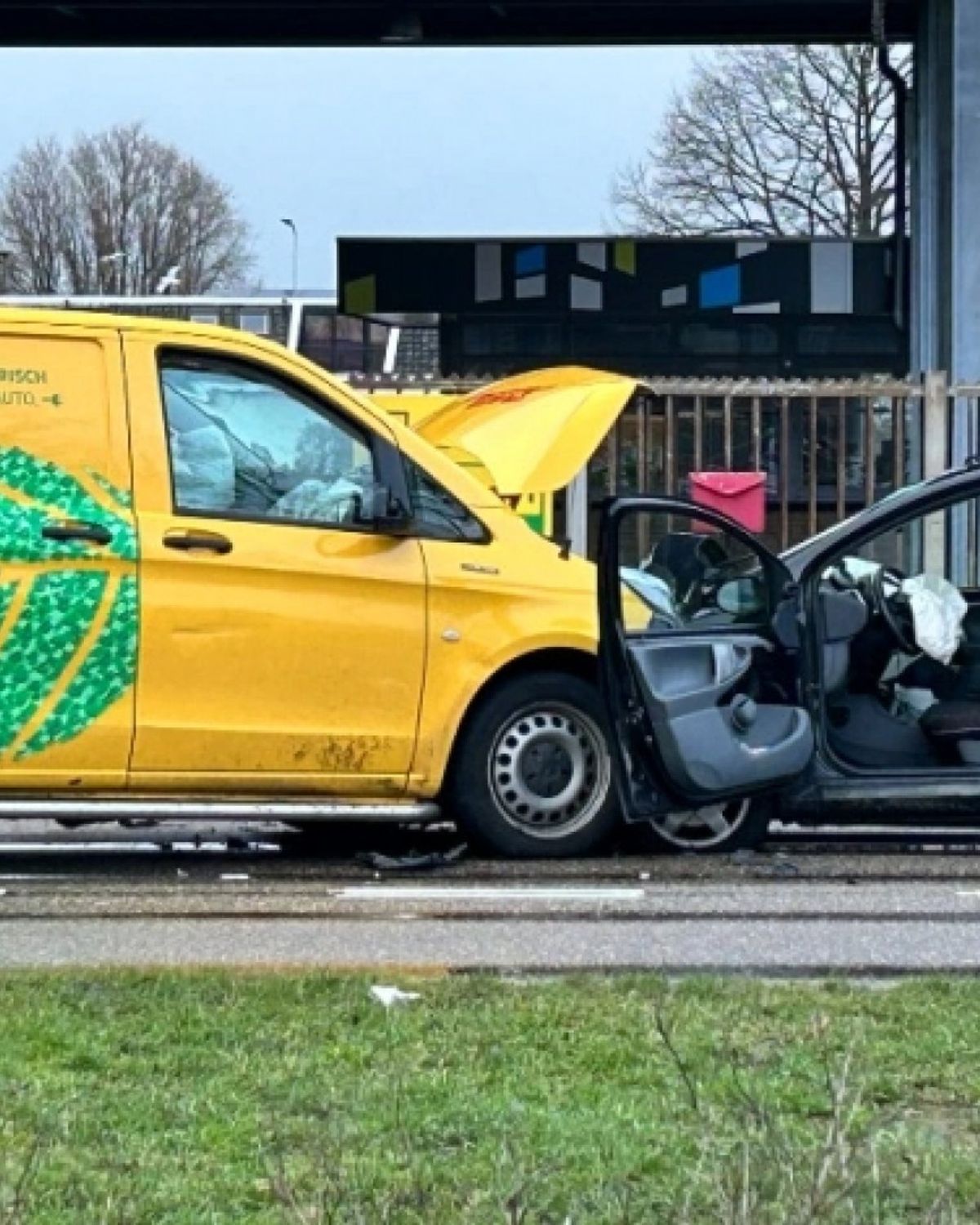 Frontale botsing tussen bestelbusje en auto - Omroep West