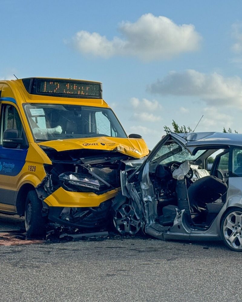 Twee gewonden bij botsing tussen auto en lijnbus in Ferwoude | Damhert gered in Katlijk - Omrop ...