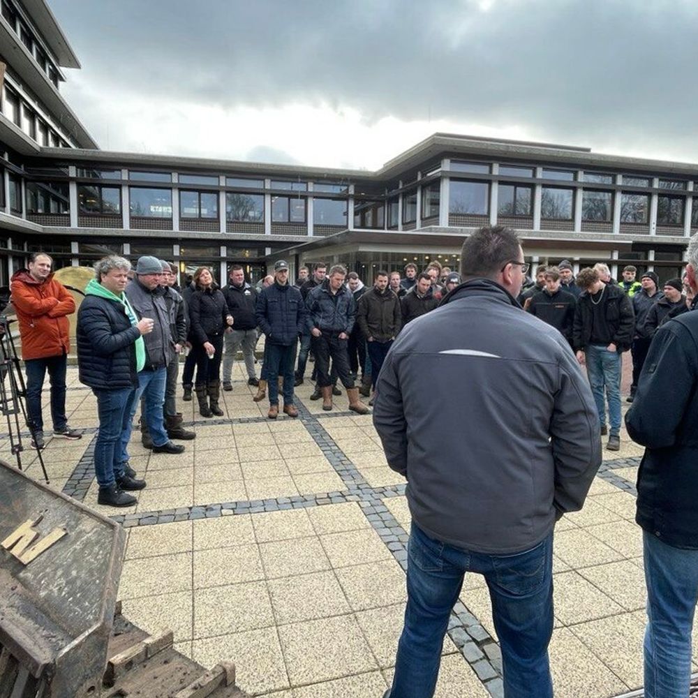 Boeren stellen ultimatum aan provincie en dreigen met stront en bagger op Valentijnsdag - RTV ...