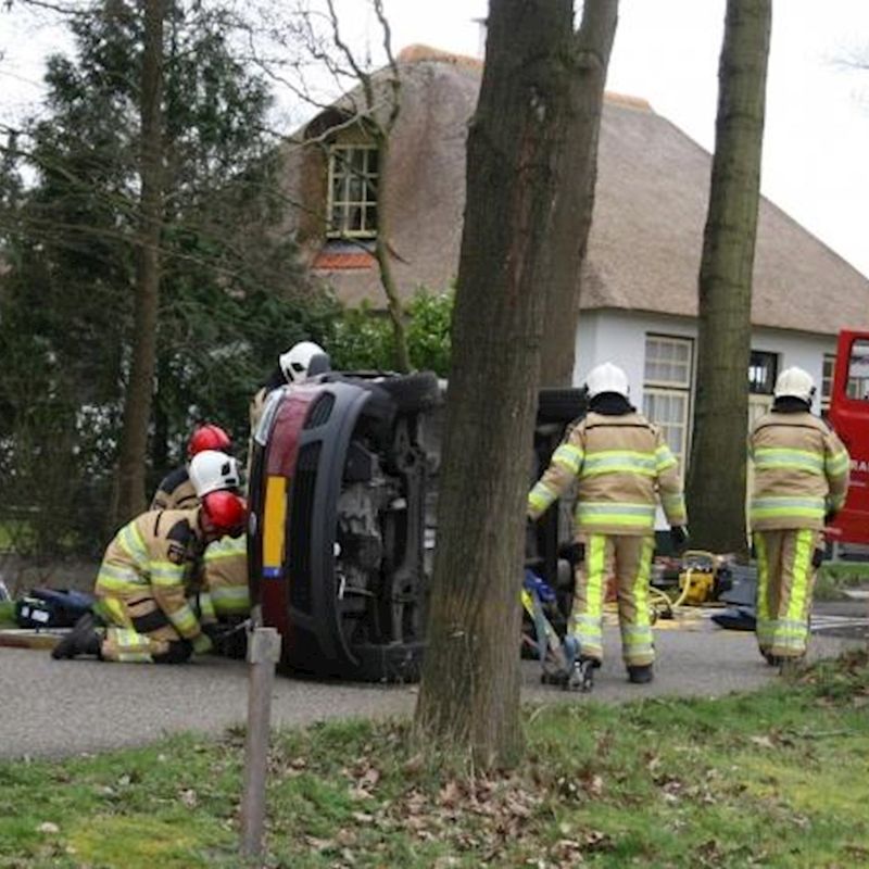 Auto belandt op zijkant na ongeluk bij Dalfsen - Oost