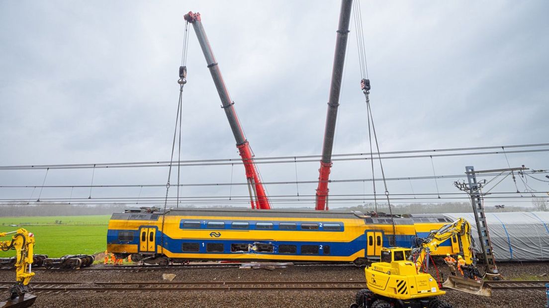 Weghalen gecrashte treinstellen Voorschoten begonnen - Omroep West