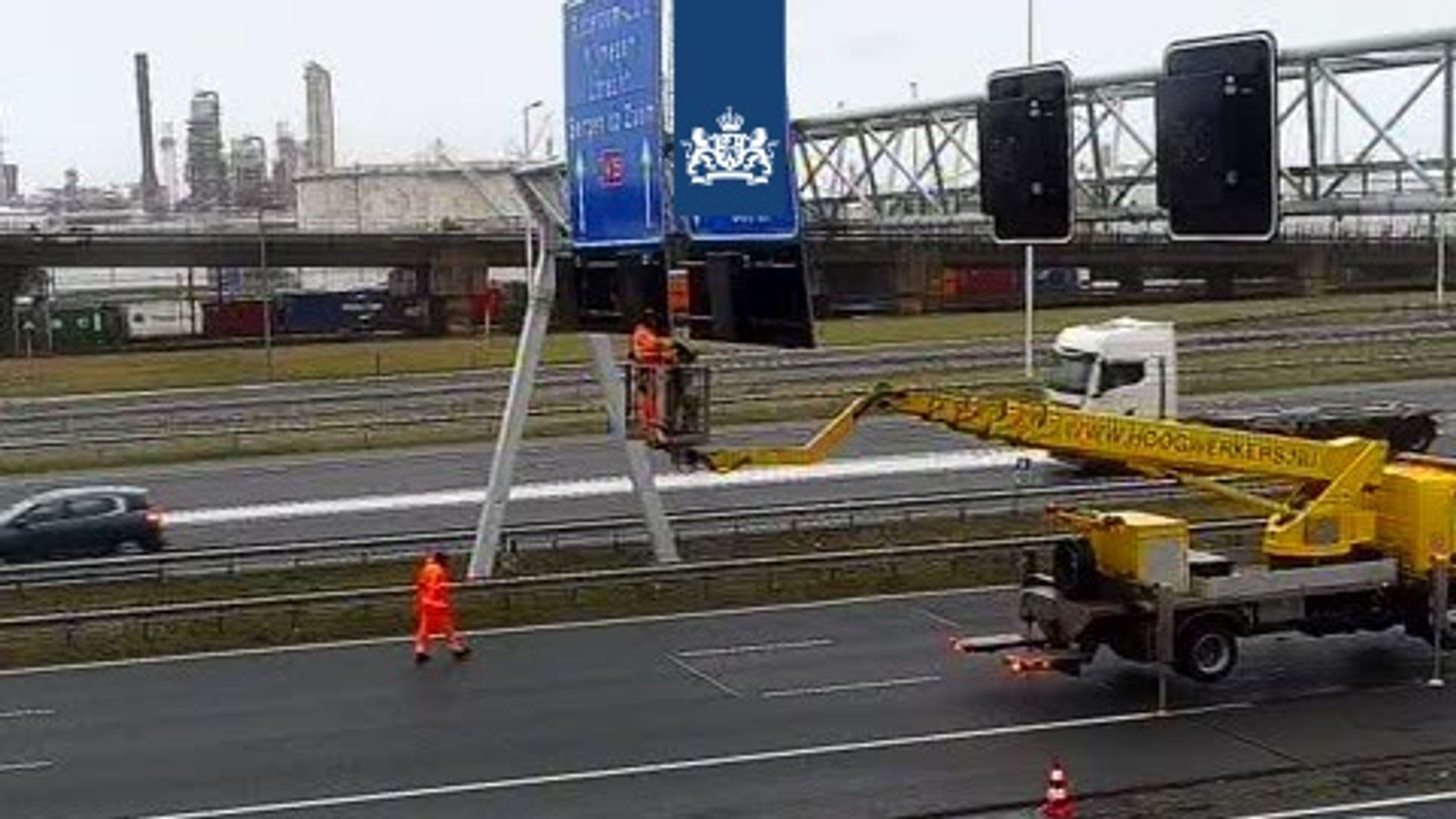 Hoofdrijbaan A15 weer open na reparatie aan gevaarlijk hangend ...