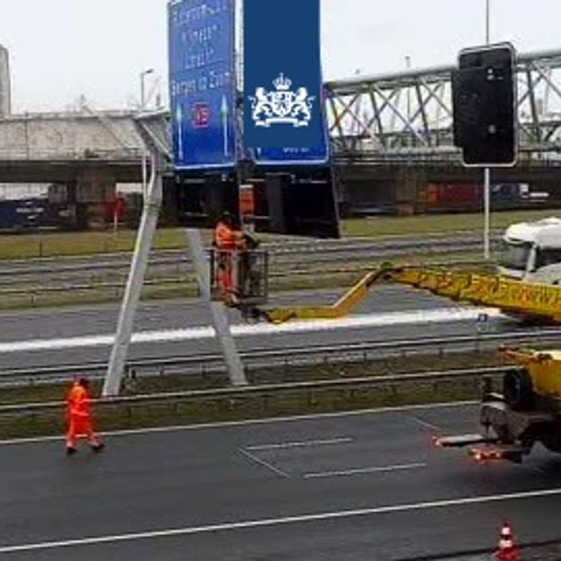 Hoofdrijbaan A15 weer open na reparatie aan gevaarlijk hangend ...