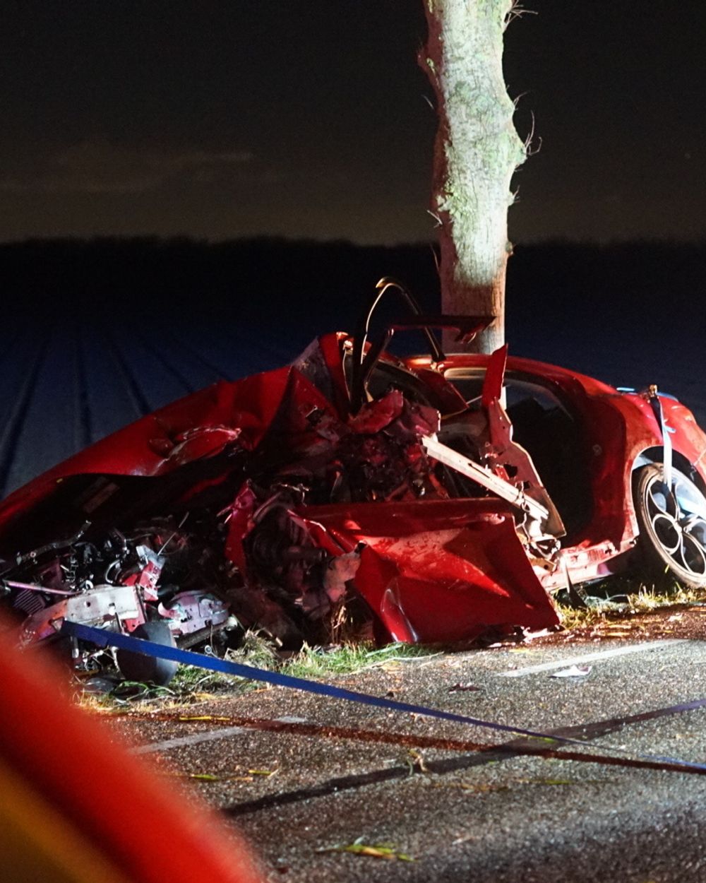 Automobilist ernstig gewond na frontale botsing tegen boom | Caravan en auto zwaar beschadigd na ...