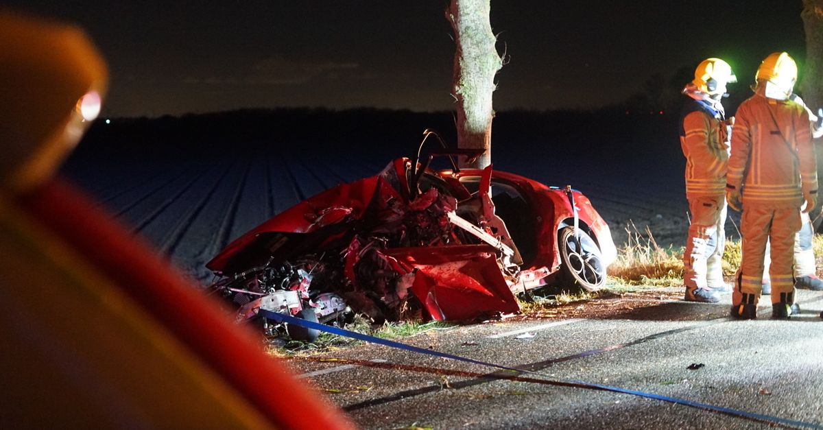 Automobilist ernstig gewond na frontale botsing tegen boom | Caravan en auto zwaar beschadigd na ...