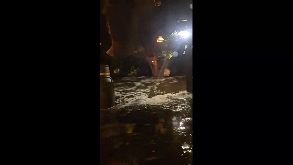 Het water stroomt met een enorme kracht door het restaurant. - Oost