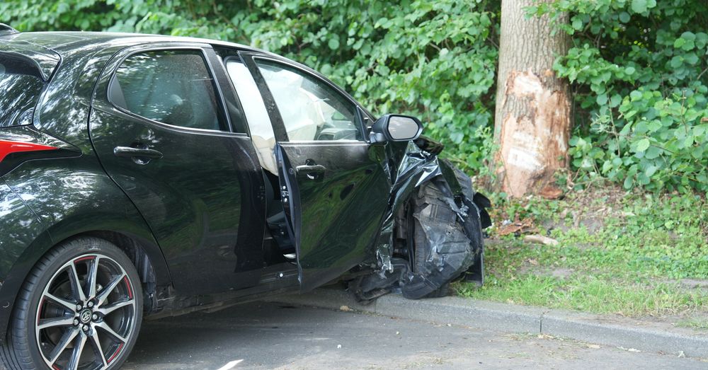 Auto botst op boom in Havelte, één slachtoffer - RTV Drenthe