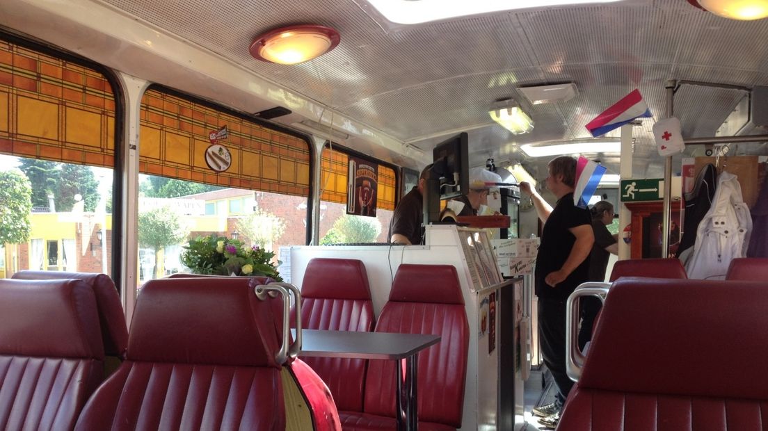 Oude GADO-bus omgetoverd tot frietkraam - RTV Noord