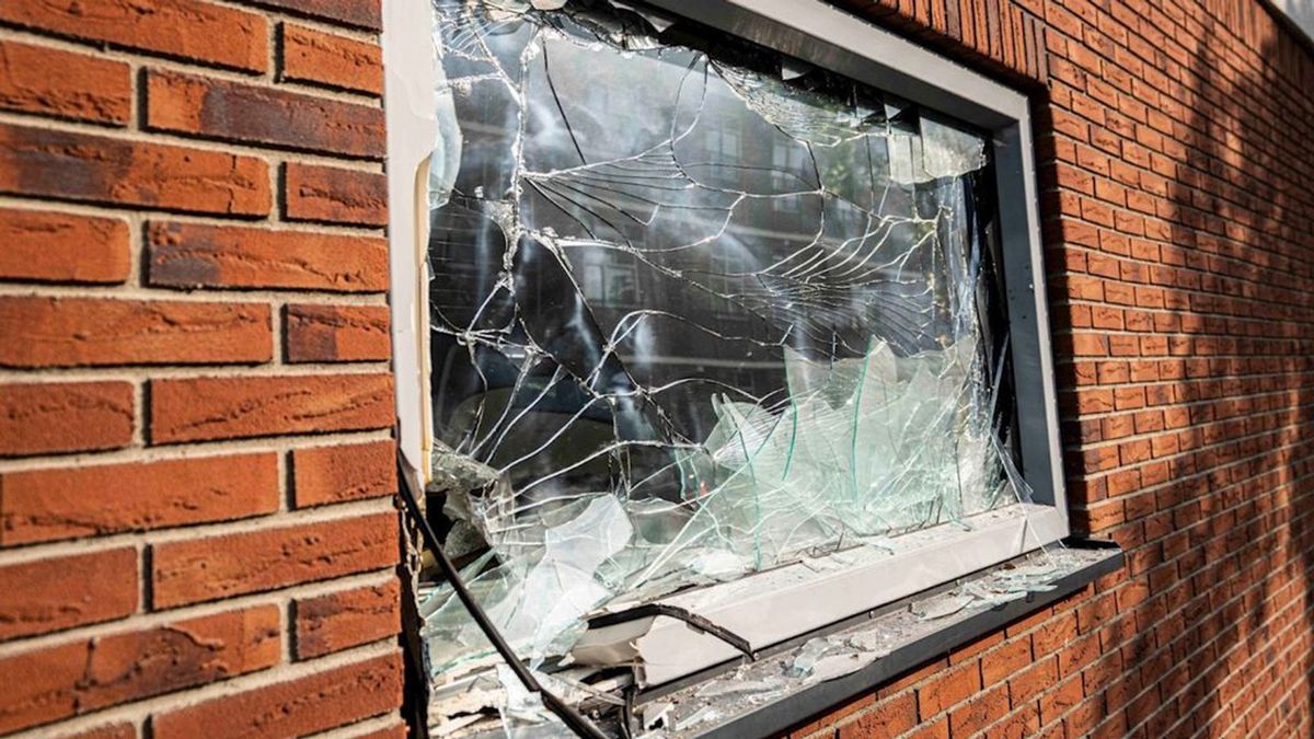 Raam kapot na knal, politie zoekt fietser en automobilist - Omroep ...