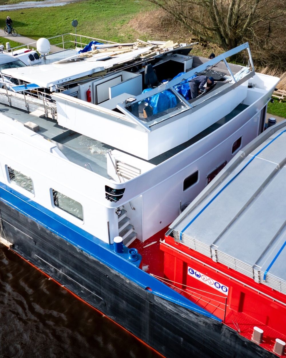 Schip ramt spoorbrug bij Grou: tweede aanvaring in een maand - Omrop ...