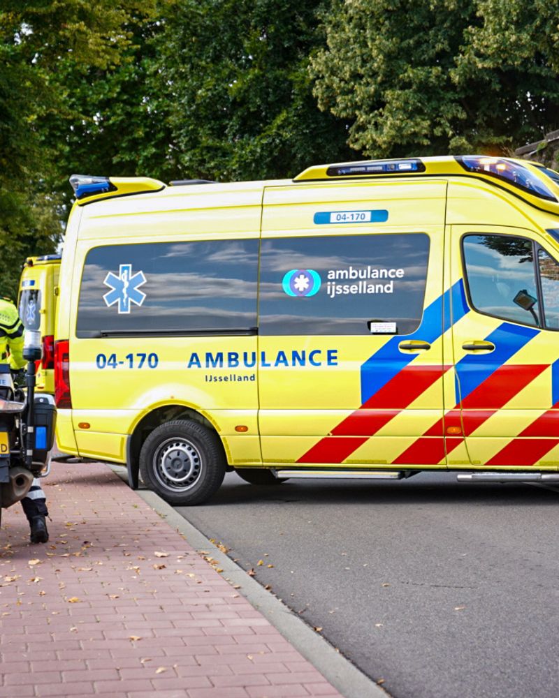 Persoon uit IJssel gehaald, Welle tijdelijk afgesloten - Oost