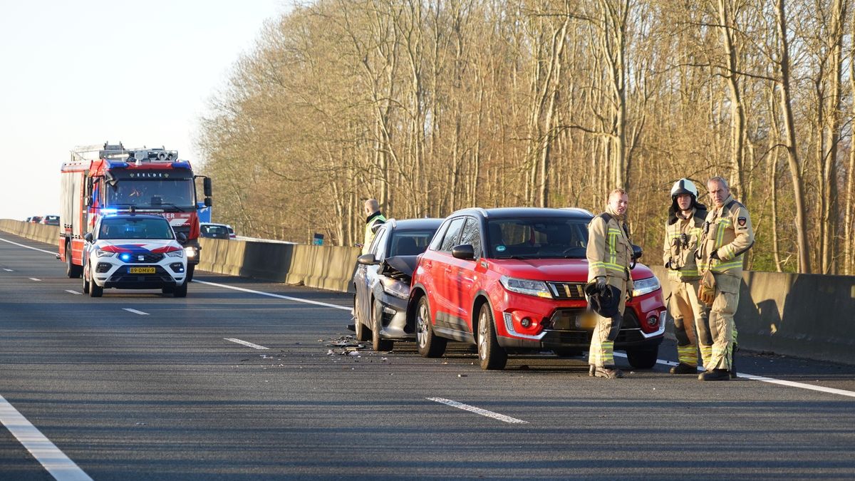 Ongeluk met acht auto's op A28 bij Eelde (update) - RTV Noord