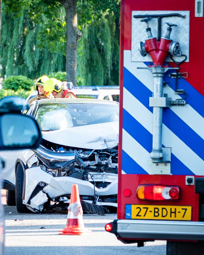 Veel schade en persoon bekneld na aanrijding - Rijnmond