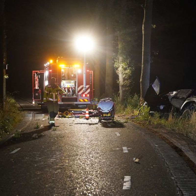 Passant ontdekt gecrashte auto, bestuurder zwaargewond - Omroep Gelderland