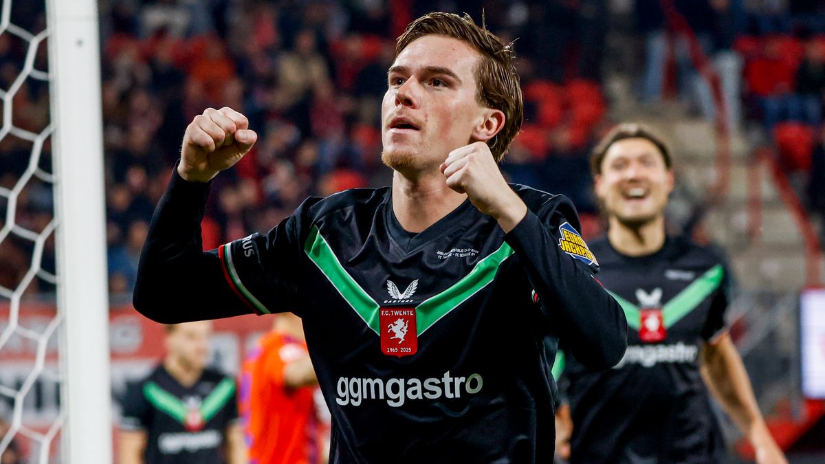 Daan Rots kopt FC Twente langs Schalke 04 in jubileumwedstrijd - Oost