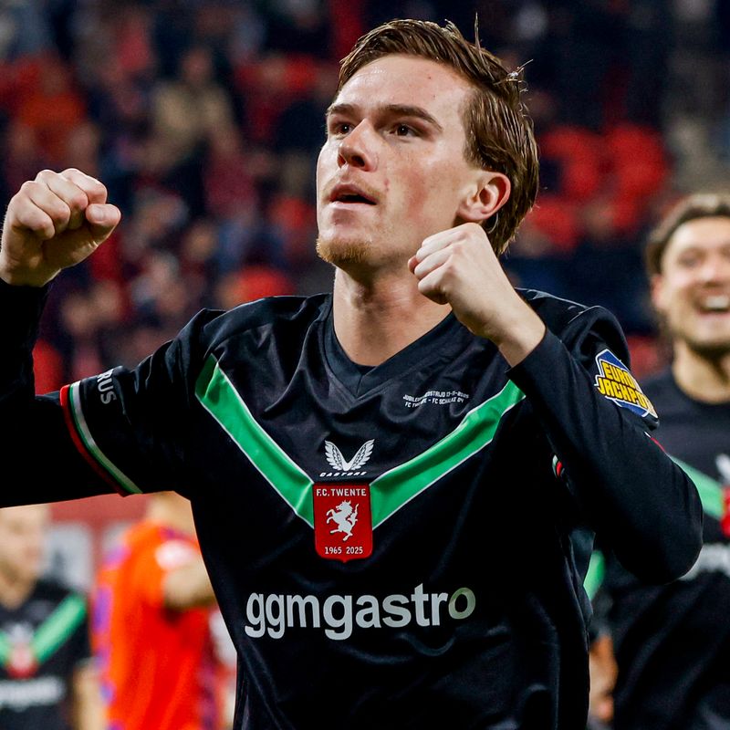 Daan Rots kopt FC Twente langs Schalke 04 in jubileumwedstrijd - Oost