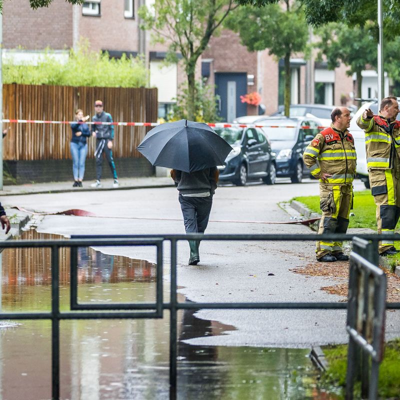 Code rood Zuid-Limburg door regenval en grote wateroverlast - L1 Nieuws