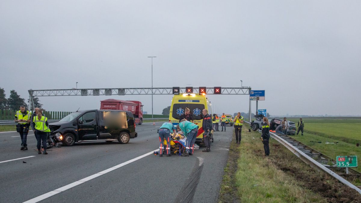 Auto belandt bovenop vangrail bij ongeluk op A1, 3 gewonden - RTV Utrecht