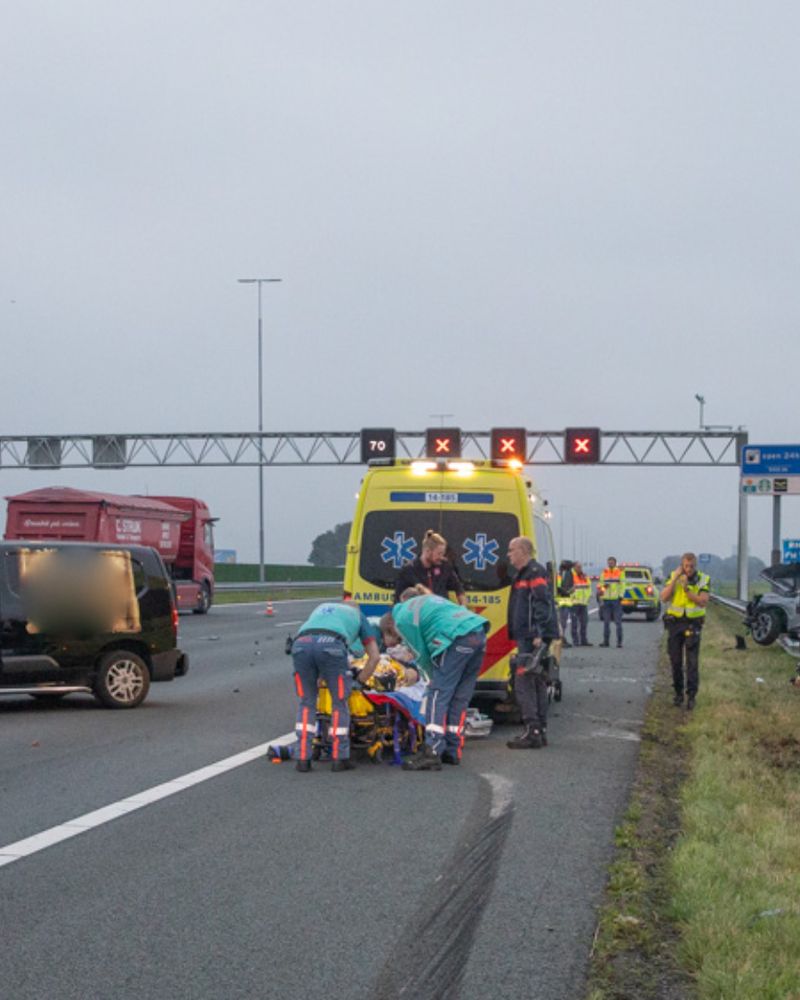 Auto belandt bovenop vangrail bij ongeluk op A1, 3 gewonden - RTV Utrecht