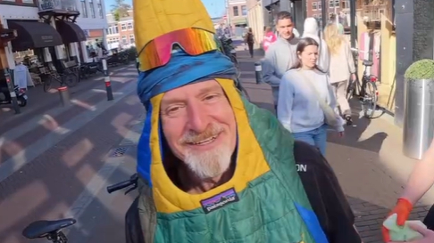 Paul (57) loopt deze maand elke dag een marathon in een bananenpak ...